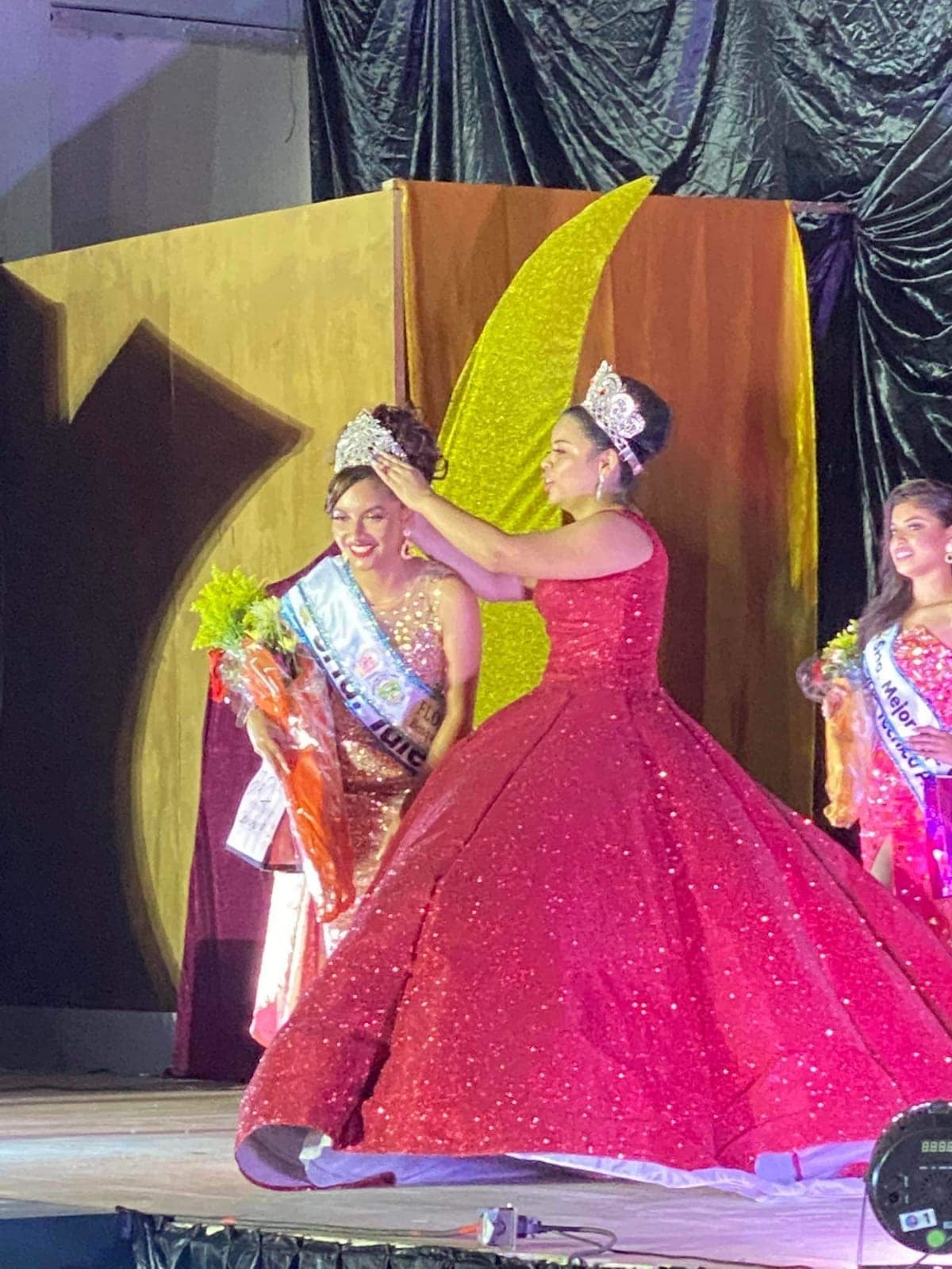 Shivany Cunil Crowned Mess Flor de la Feria 202...